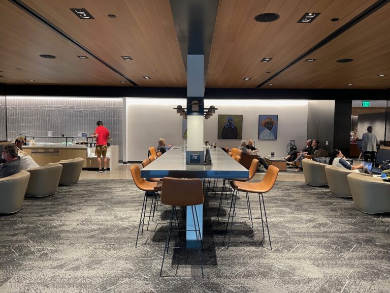 Review: United Club Denver B East (DEN) - Live and Let's Fly