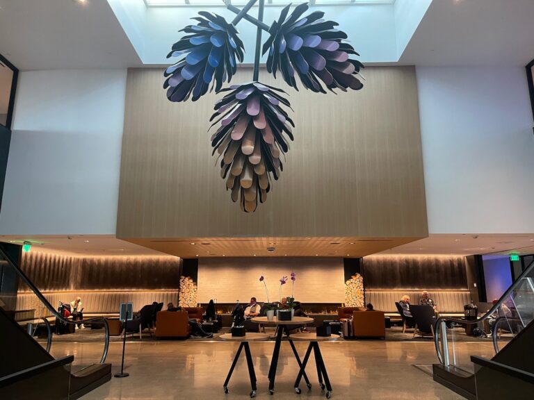 Review: United Club Denver B East (DEN) - Live and Let's Fly