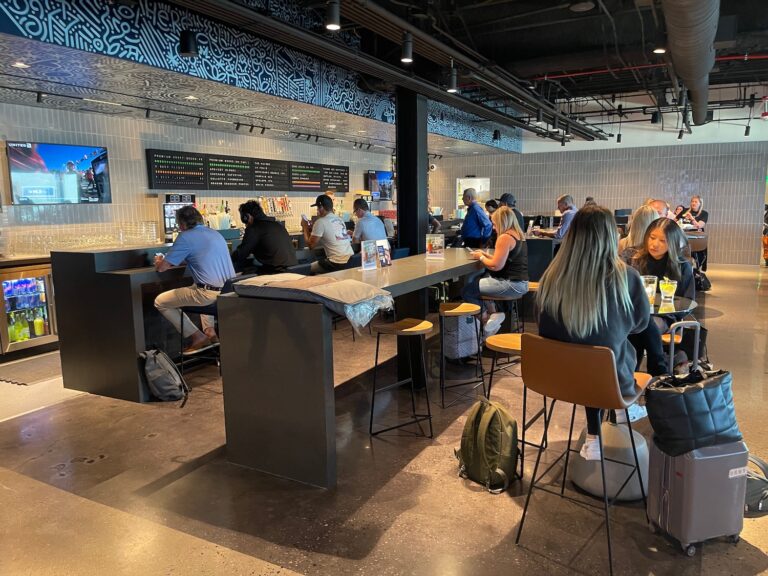 Review: United Club Denver B East (DEN) - Live and Let's Fly