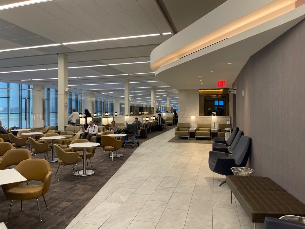 Review: United Club New York LaGuardia (LGA) - Live and Let's Fly