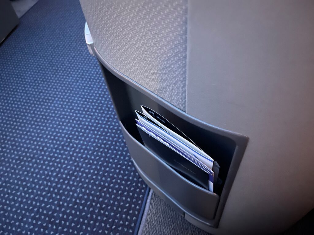 Review: American Airlines A321T First Class New York - Los Angeles ...