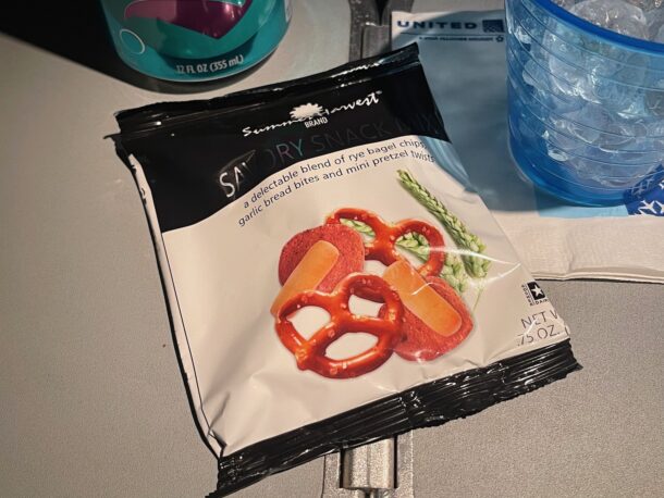 Review: United Airlines 737-900 Economy Class - Live and Let's Fly
