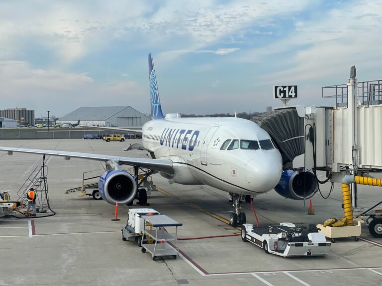 Review: United Airlines A319 First Class - Live and Let's Fly