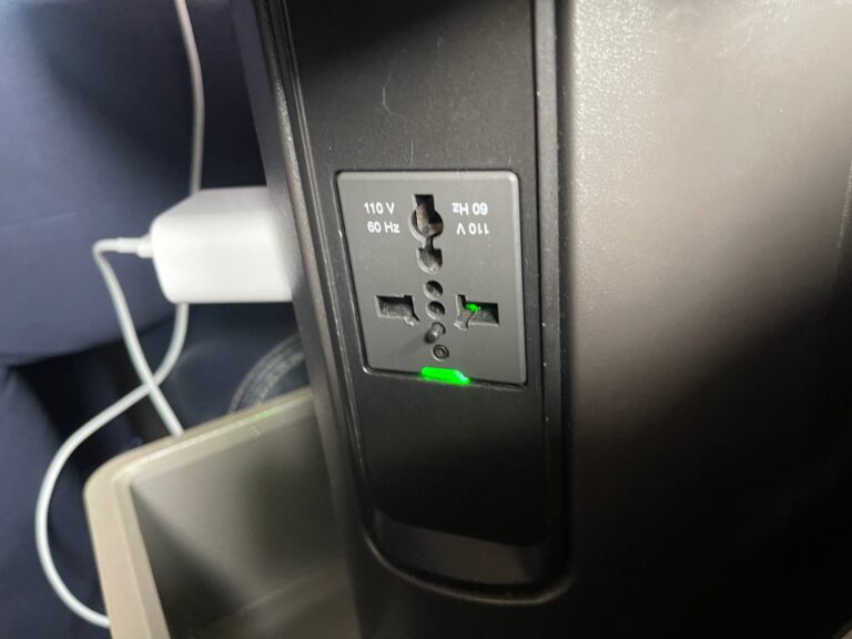 Review: United Airlines A319 First Class - Live and Let's Fly