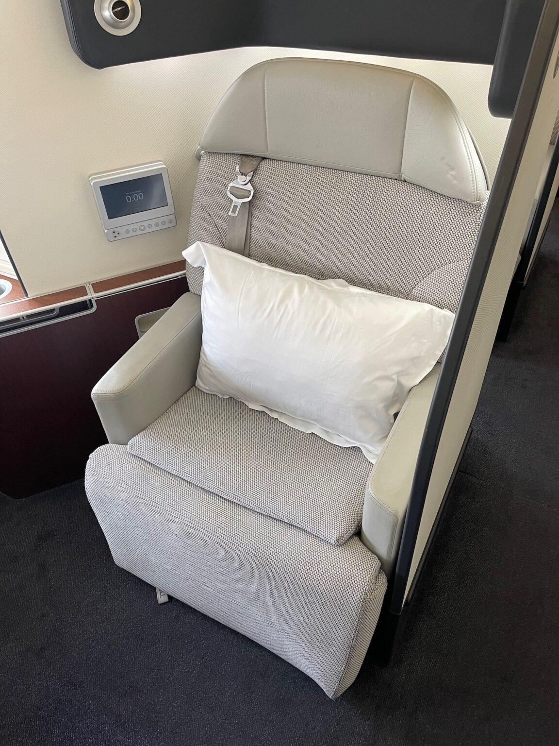 Review: Qantas A380 First Class Sydney - Los Angeles - Live and Let's Fly