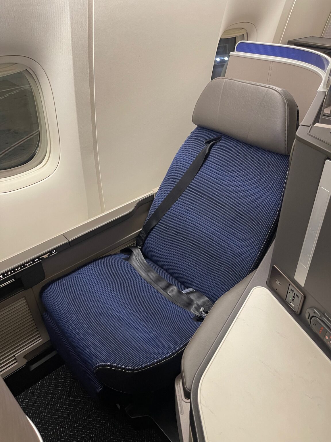 Review: United Airlines 777-300ER Business Class San Francisco - Manila ...