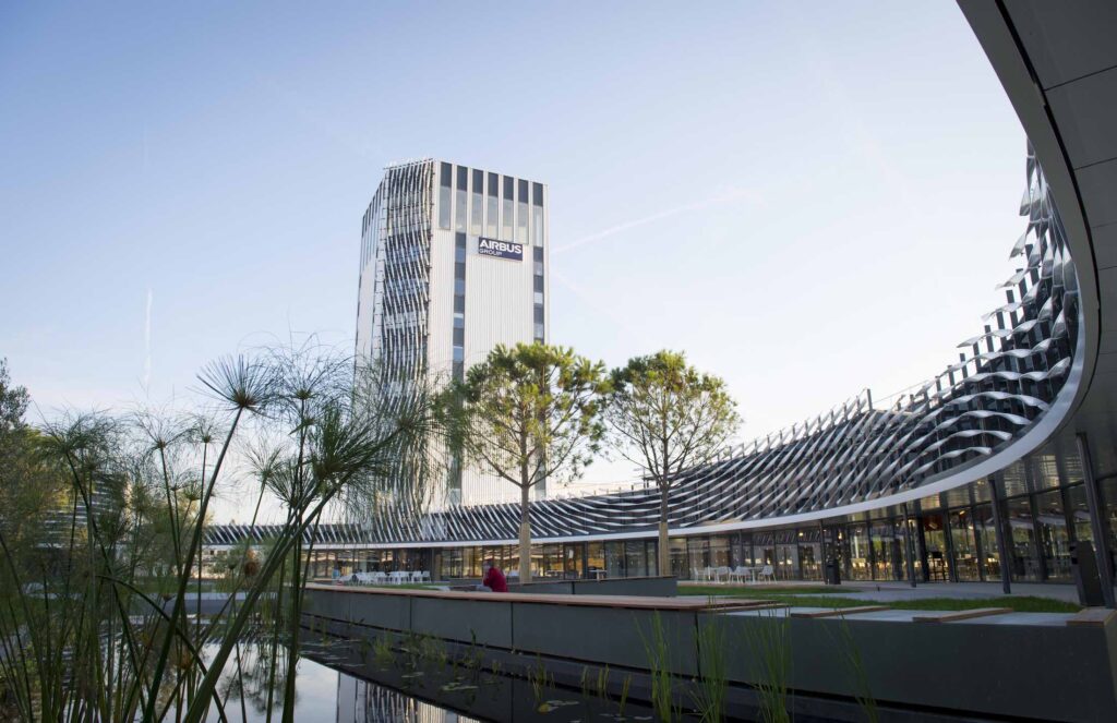 United Airlines CEO Made Secret Trip To France To Meet With Airbus ...