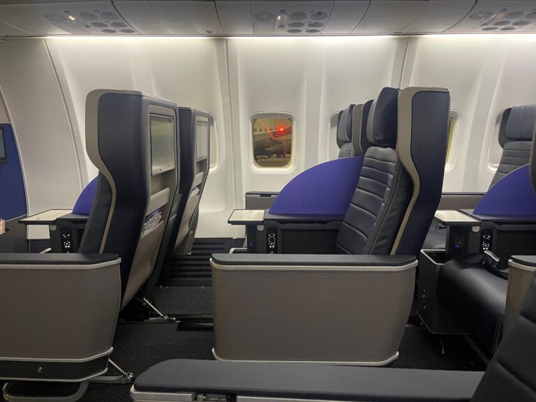 Review: United Airlines 737-800 First Class - Live and Let's Fly