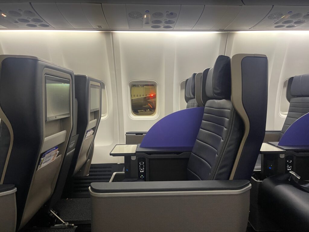 Review: United Airlines 737-800 First Class - Live and Let's Fly