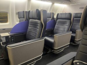 Review: United Airlines 737-800 First Class - Live and Let's Fly