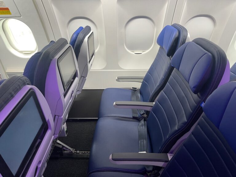 Review: United Airlines A320 Economy Class - Live and Let's Fly