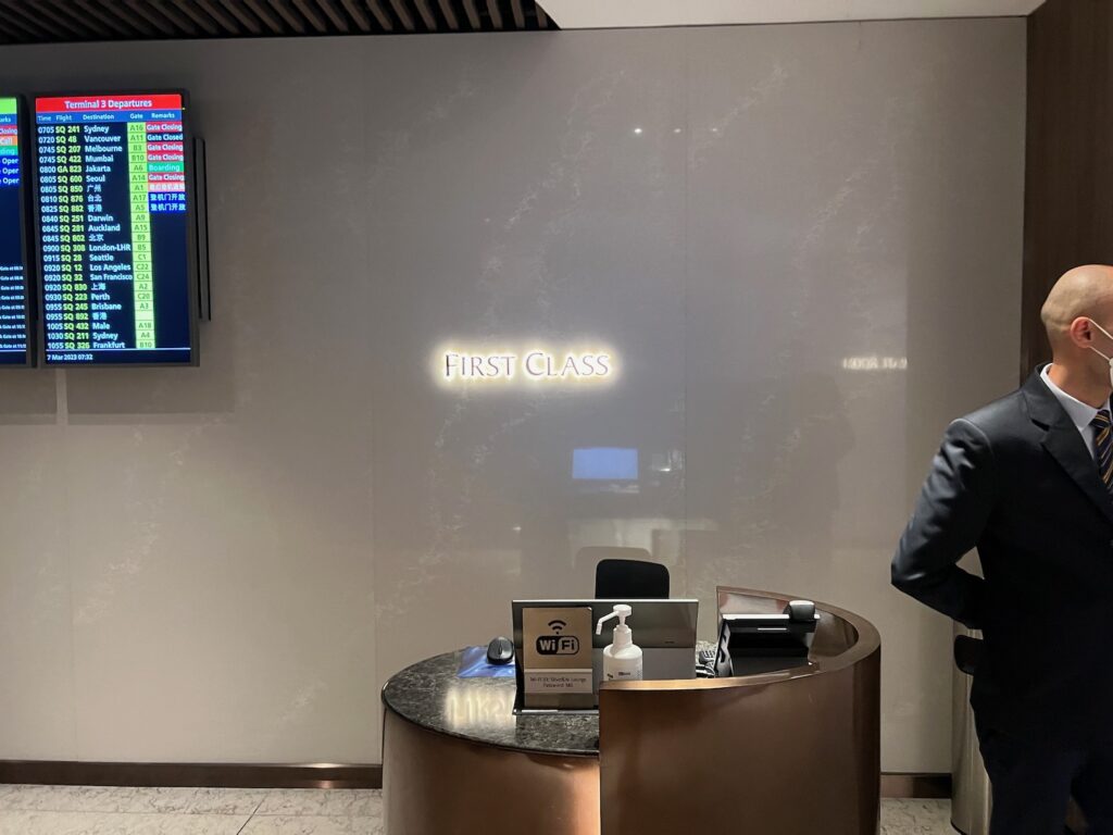 Review: Singapore Airlines First Class Lounge (SIN) - Live and Let's Fly