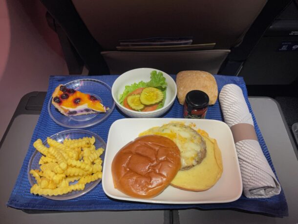 Cheeseburger Always A Safe Bet In United Airlines First Class - Live ...
