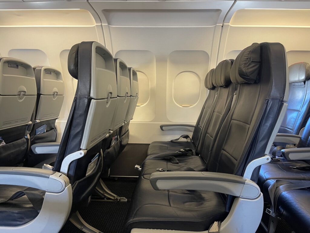 Review: American Airlines A319 Economy Class - Live and Let's Fly
