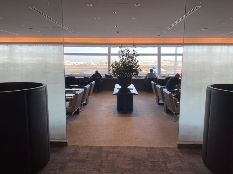 Review: JAL First Class Lounge Tokyo Haneda (HND) - Live and Let's Fly