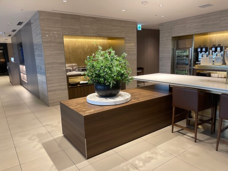 Review: JAL First Class Lounge Tokyo Haneda (HND) - Live and Let's Fly