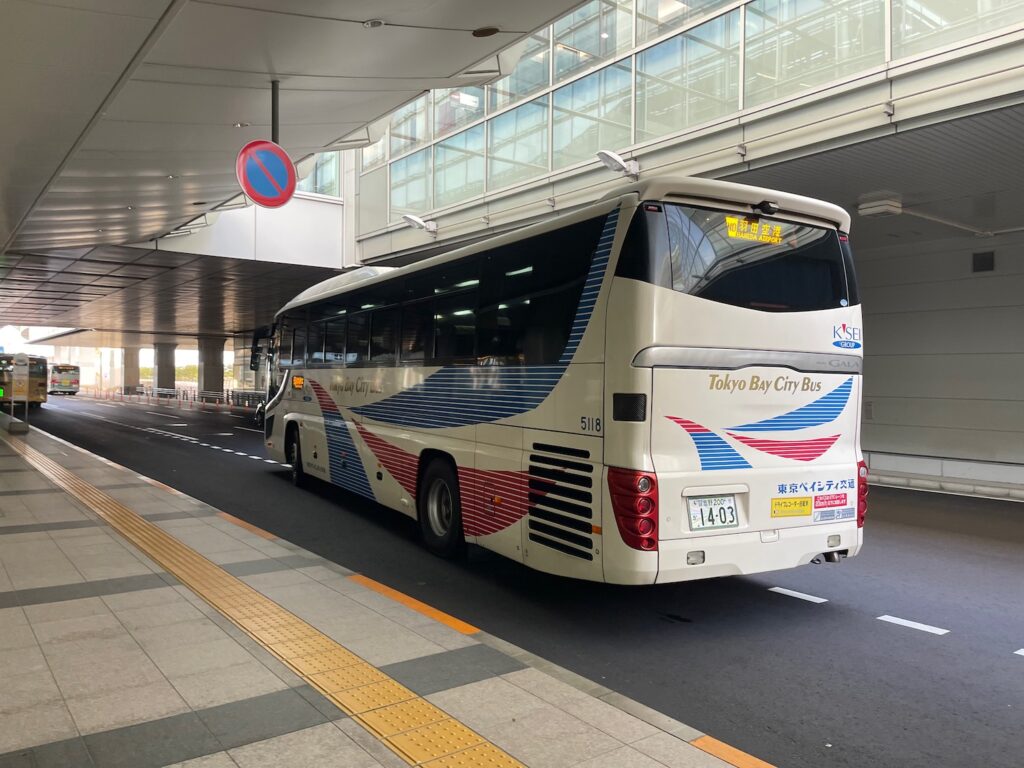 "Limousine" Bus From Tokyo Bay To Haneda Airport - Live and Let's Fly