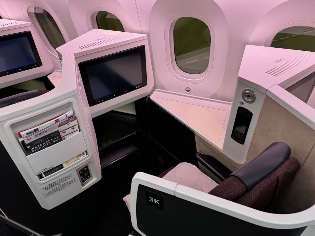 My Surprsingly Comfortable JAL 787-9 Business Class Flight - Live and ...