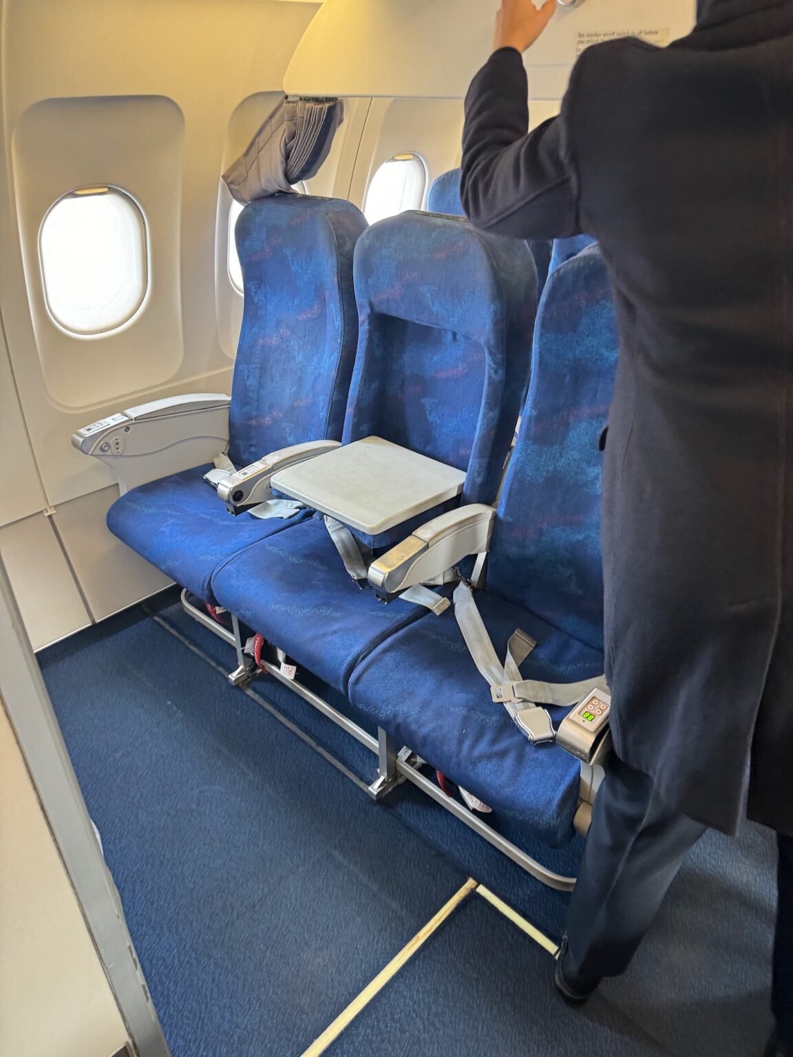 Review: TAROM A318 Business Class - Live and Let's Fly