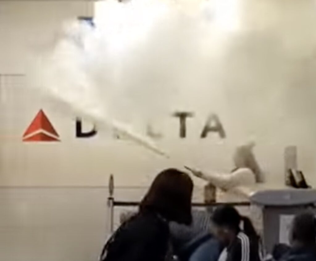 Must Watch: Delta Air Lines Passenger Grabs Fire Extinguisher And ...