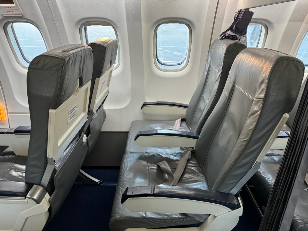 Review: TAROM ATR 72-500 Business Class - Live and Let's Fly