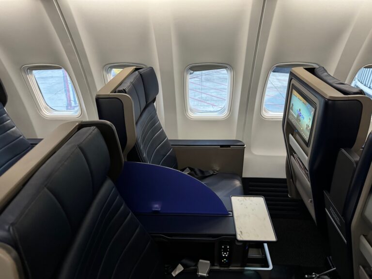 Review: United 737-800 First Class (SEA-LAX) - Live and Let's Fly