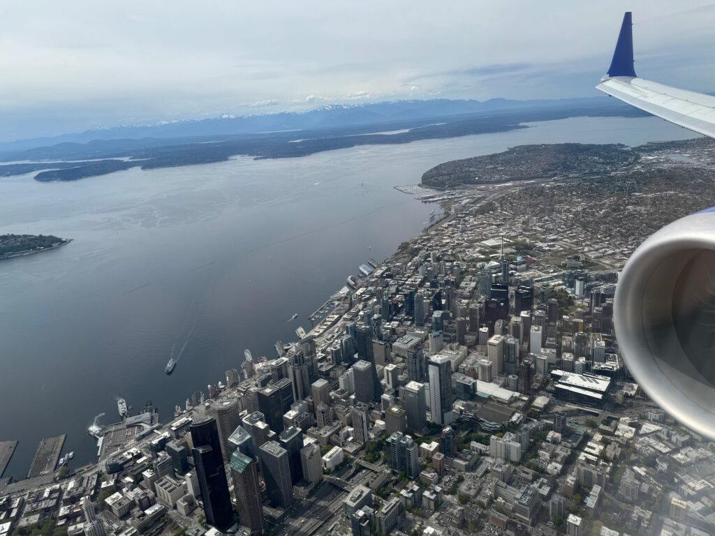 Review: United Airlines 737-8 First Class - Live and Let's Fly
