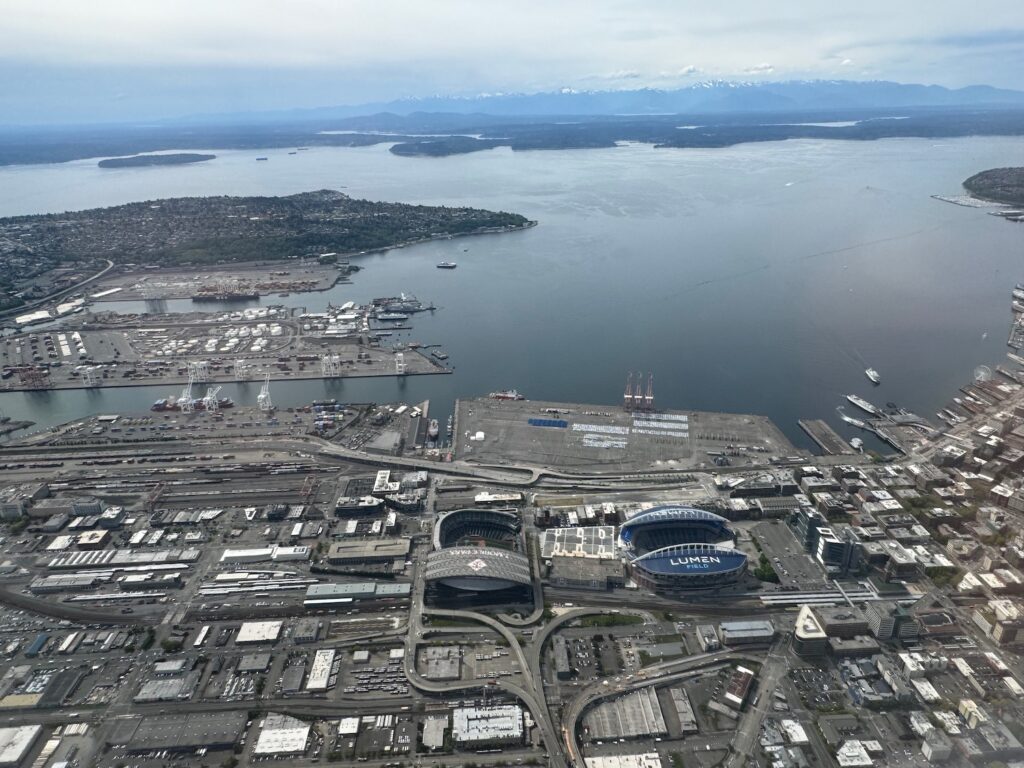 Review: United Airlines 737-8 First Class - Live and Let's Fly