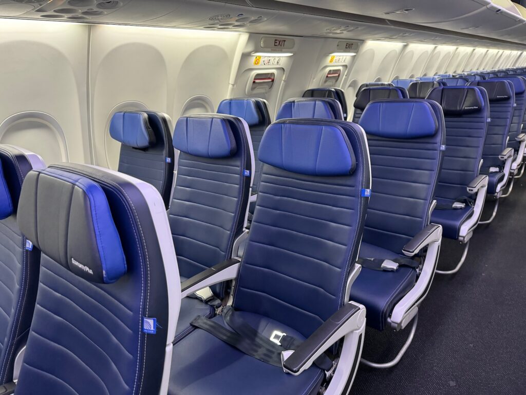 Review: United Airlines 737 MAX 9 Economy Class - Live and Let's Fly