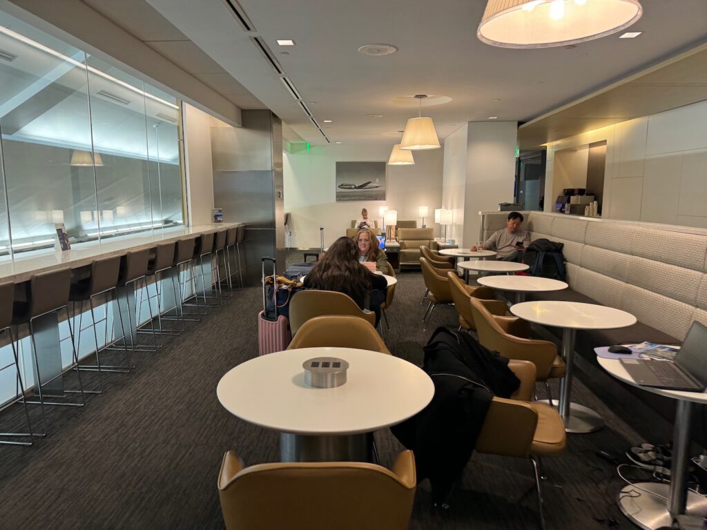 Review: United Club Seattle (SEA) - Live and Let's Fly