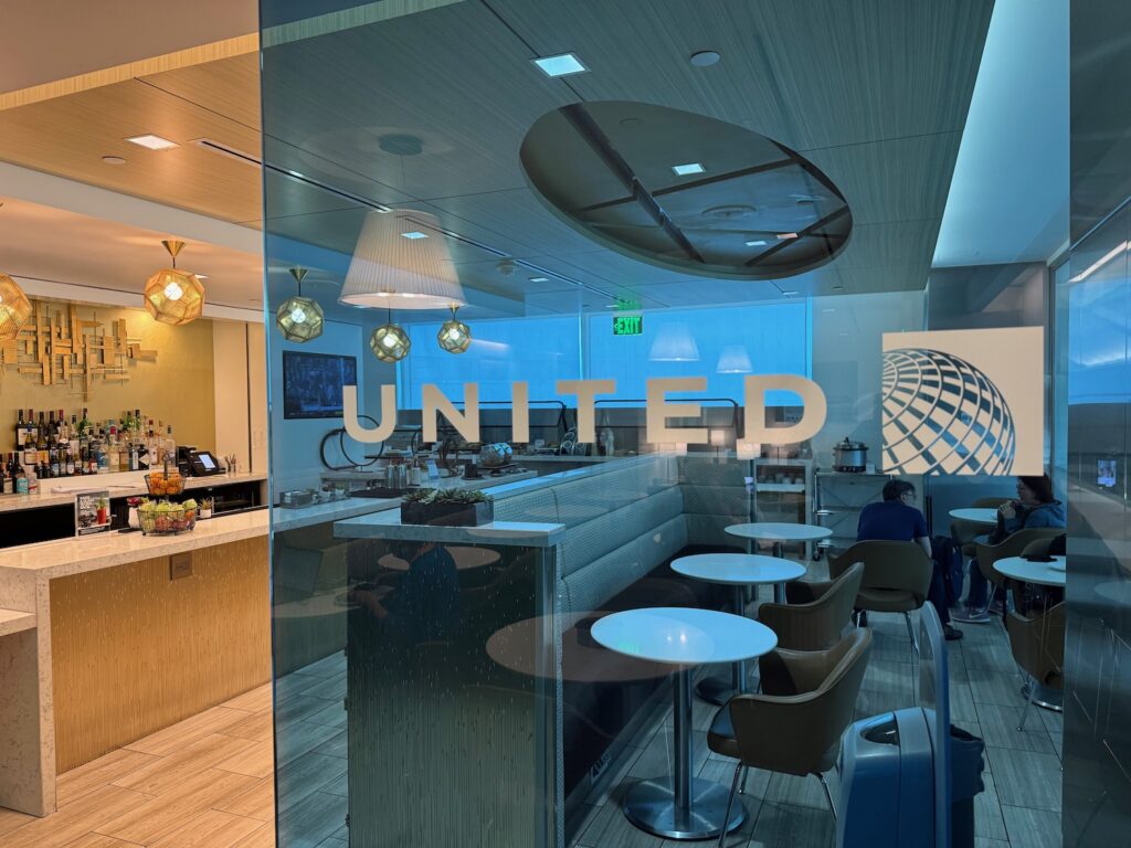Review: United Club Seattle (SEA) - Live and Let's Fly