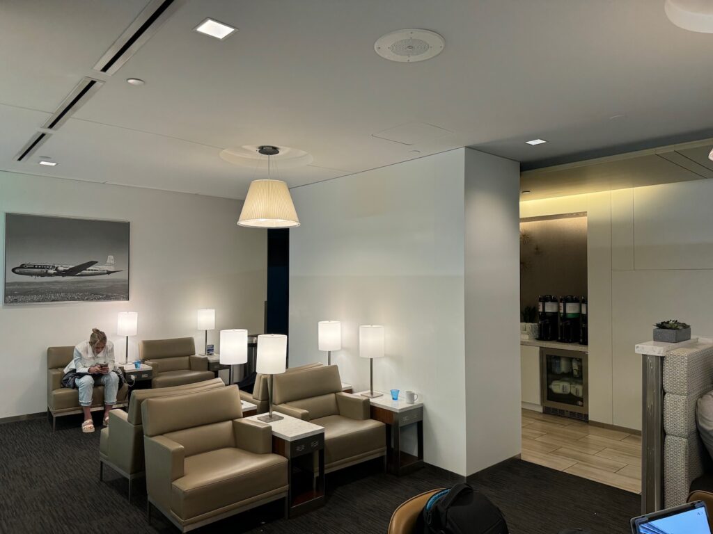 Review: United Club Seattle (SEA) - Live and Let's Fly