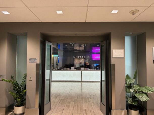 Review: United Club Seattle (SEA) - Live and Let's Fly