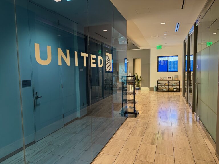 Review: United Club Seattle (SEA) - Live and Let's Fly