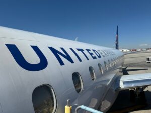 Review: United Express Embraer E-175 First Class - Live and Let's Fly