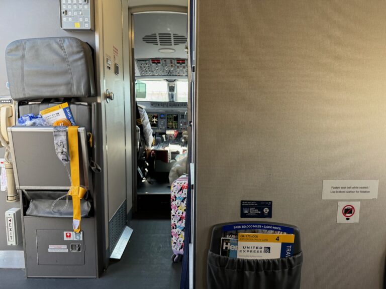 Review: United Express Embraer E-175 First Class - Live and Let's Fly