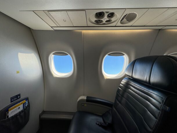 Review: United Express Embraer E-175 First Class - Live and Let's Fly