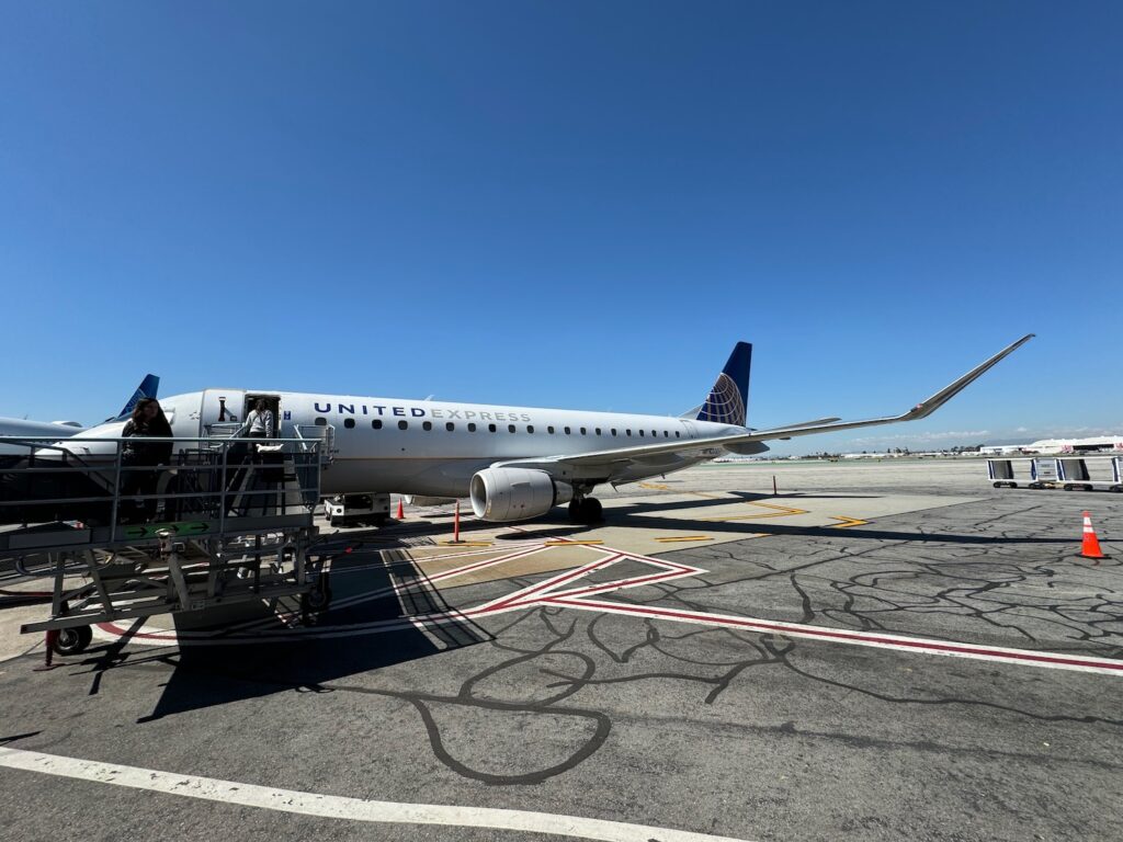 Review: United Express Embraer E-175 First Class - Live and Let's Fly