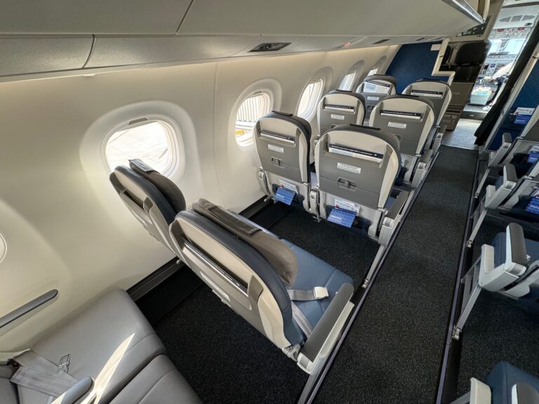 Review: Porter Airlines E195-E2 Los Angeles - Toronto - Live and Let's Fly