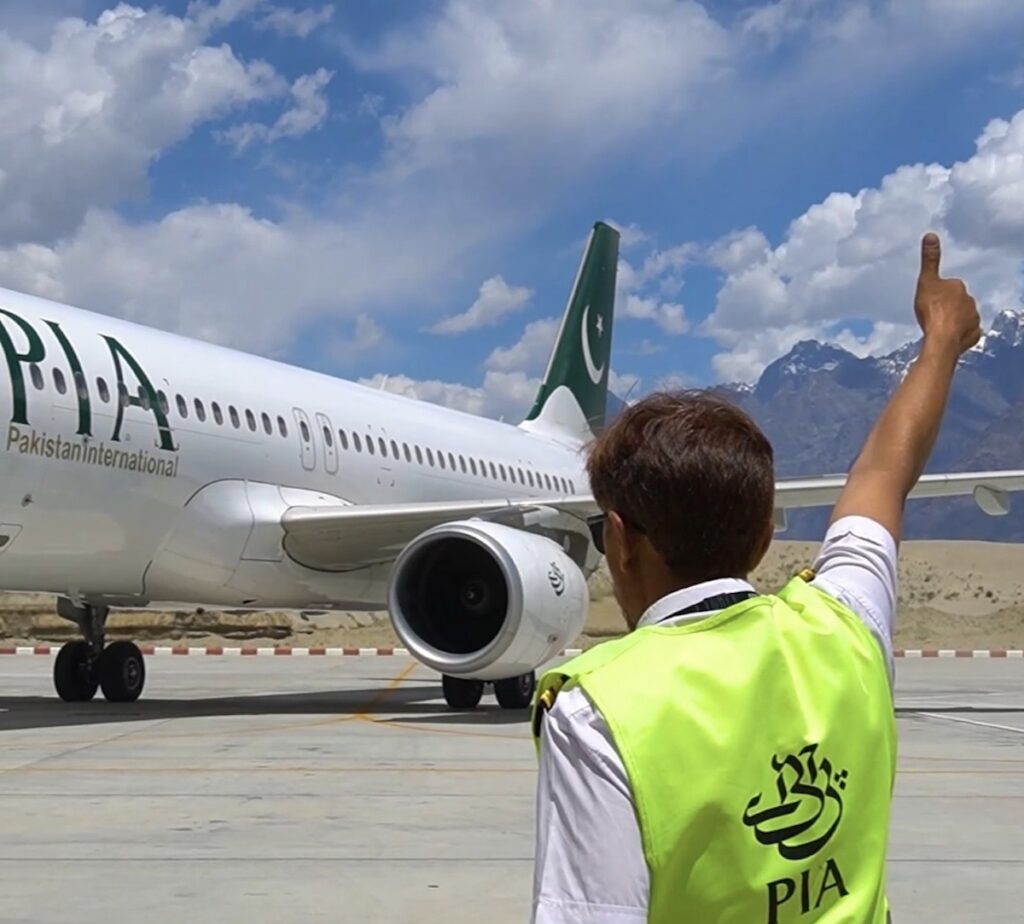 Pakistan Delays Auction To Privatize PIA - Live and Let's Fly