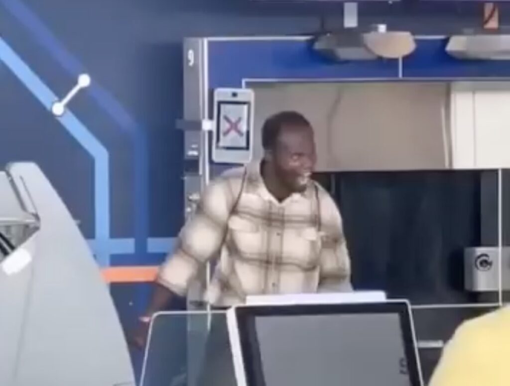 Angry Passenger Destroys JetBlue Check-In Counter At JFK After ...