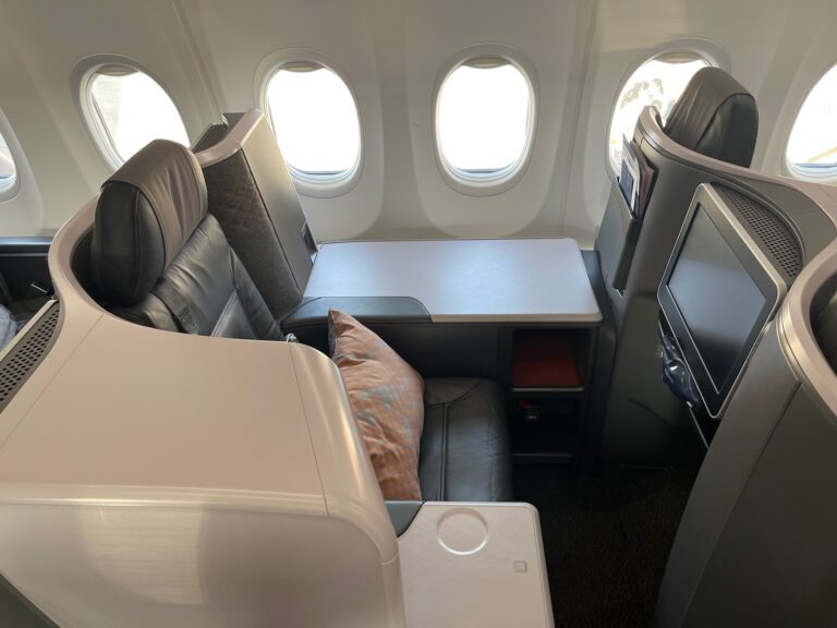 Review: Singapore Airlines 737-8 MAX Business Class - Live and Let's Fly