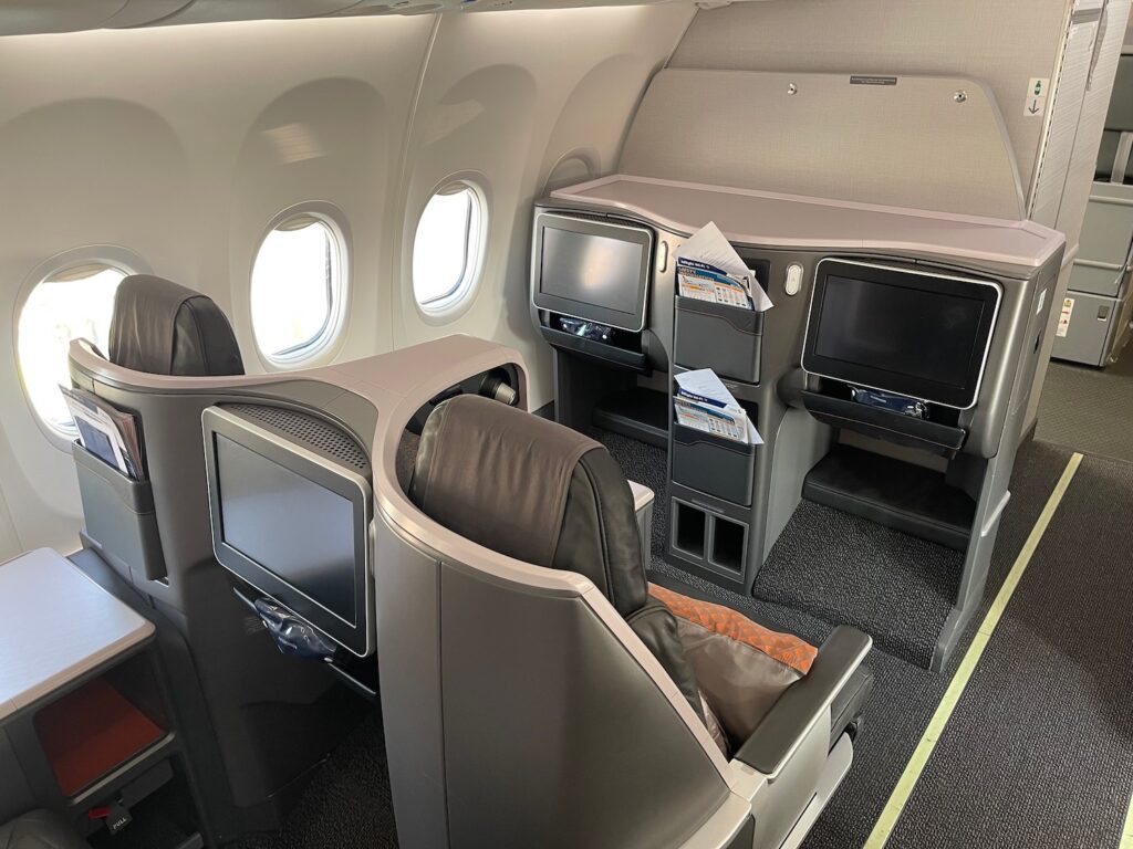 Review: Singapore Airlines 737-8 MAX Business Class - Live and Let's Fly