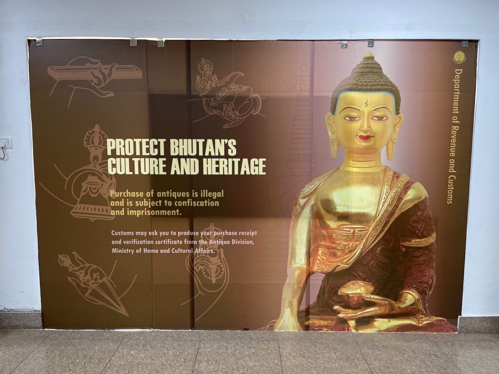 PBH: The Most Unique Airport In The World - Live and Let's Fly