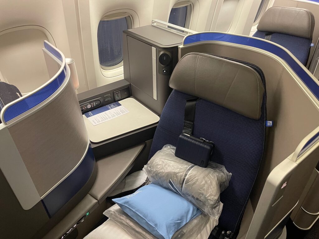 Review: United Airlines 777-200ER Polaris Business Class Dubai - Newark - Live and Let's Fly
