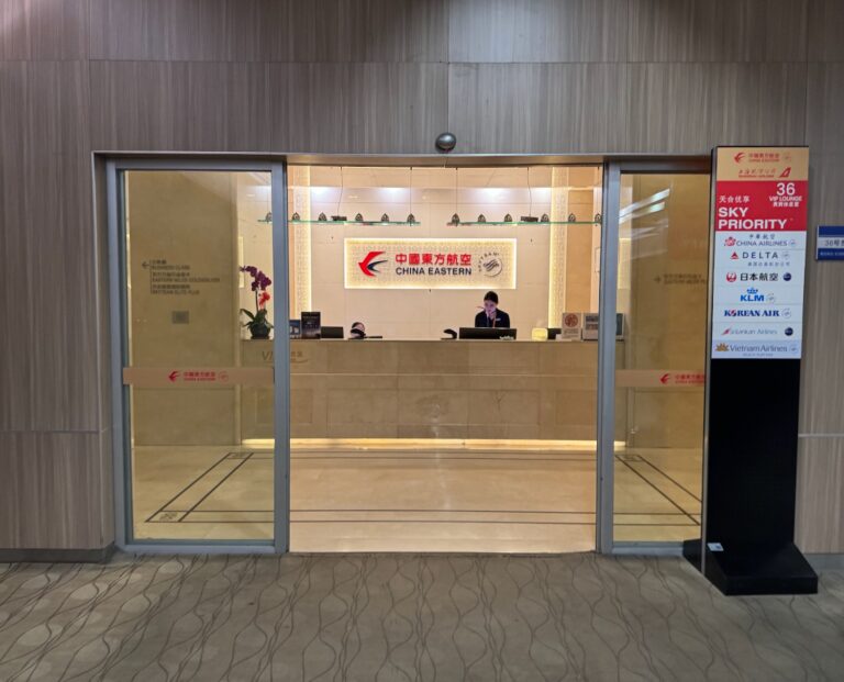 Review: China Eastern Lounge Shanghai (PVG - T1) - Live and Let's Fly