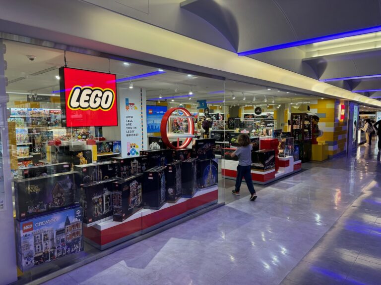 LEGO Stores in Taipei & Singapore Airports: Travel Fun