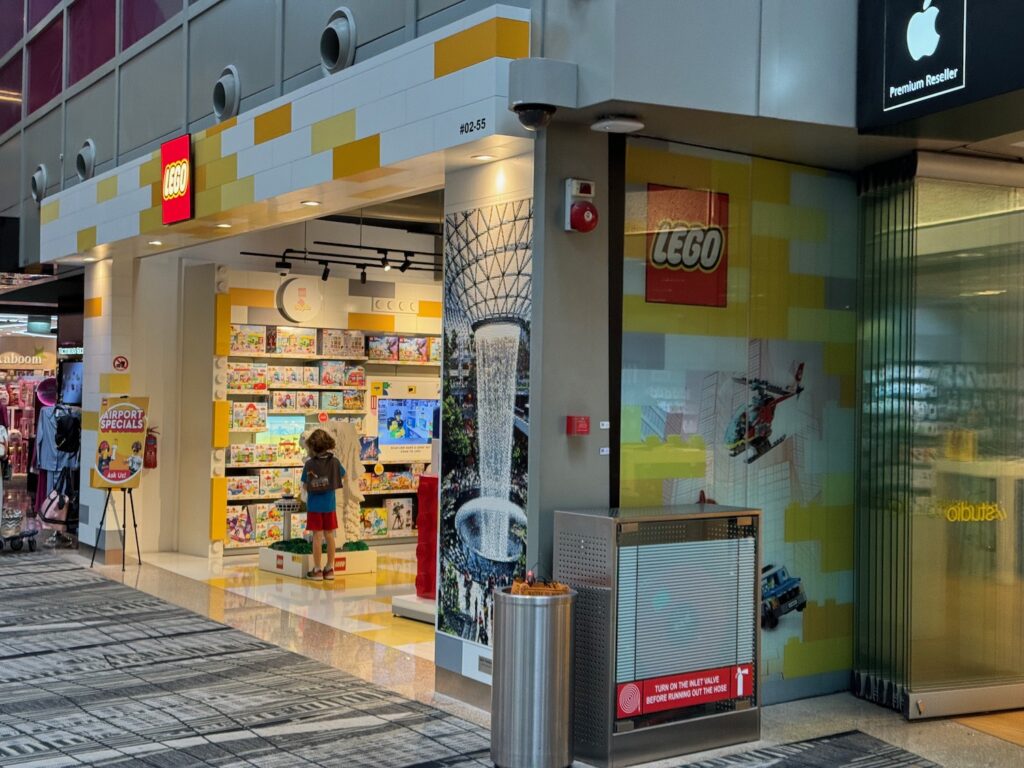 LEGO Stores in Taipei & Singapore Airports: Travel Fun