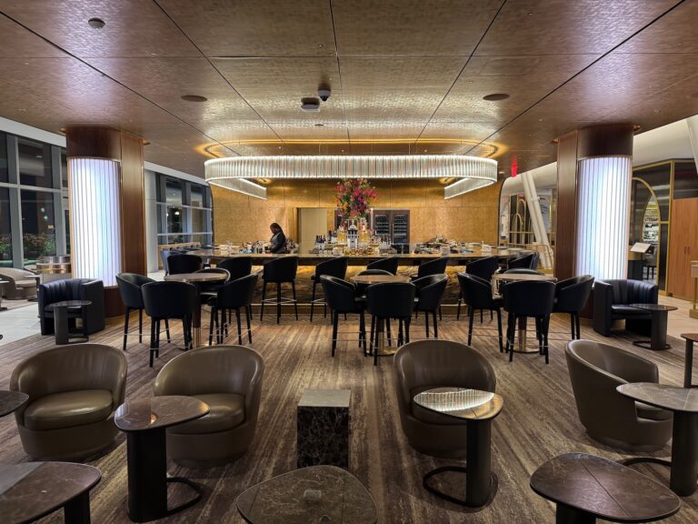 Delta One Lounge JFK: Simply Outstanding - Live and Let's Fly