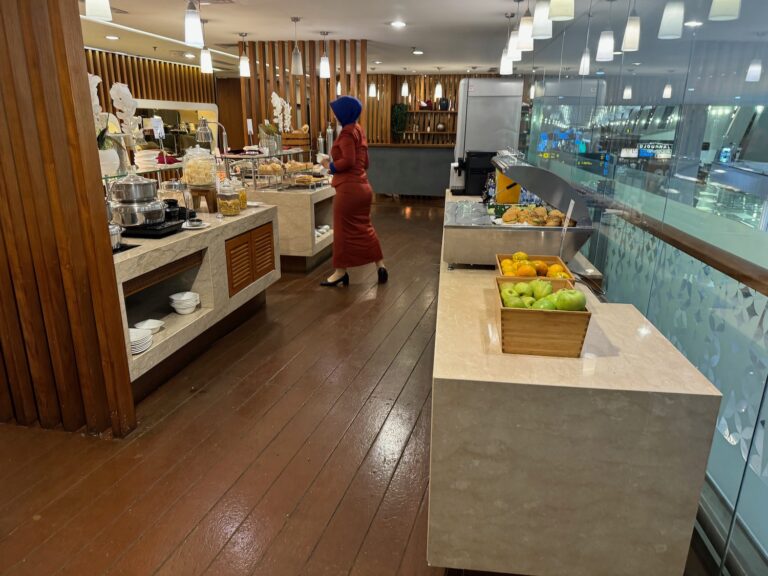 Review: Garuda Indonesia International Lounge Jakarta (CGK) - Live and ...